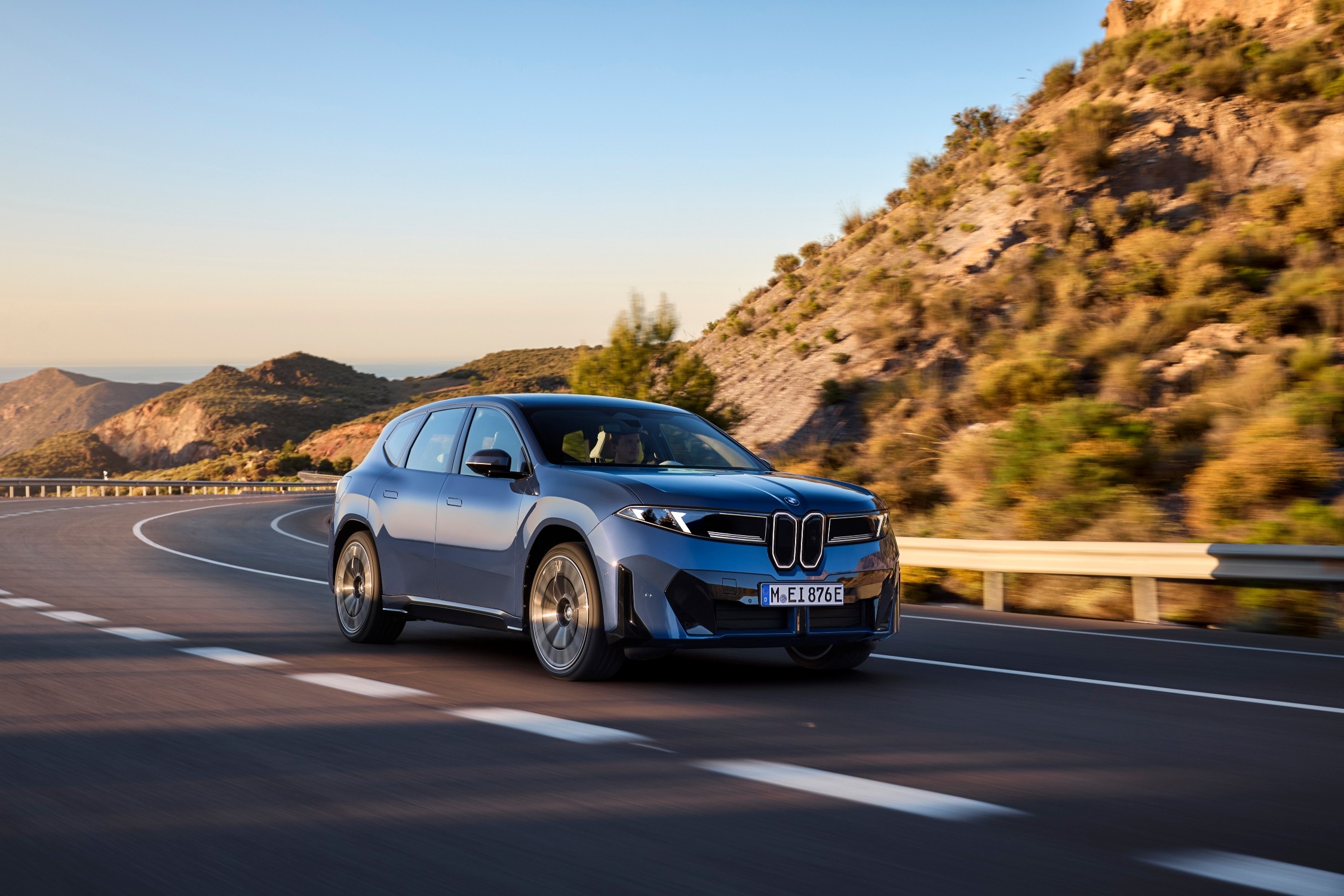 BMW iX3, finalist pentru premiul „Mașina Anului în Lume 2026”. Cu cine ...