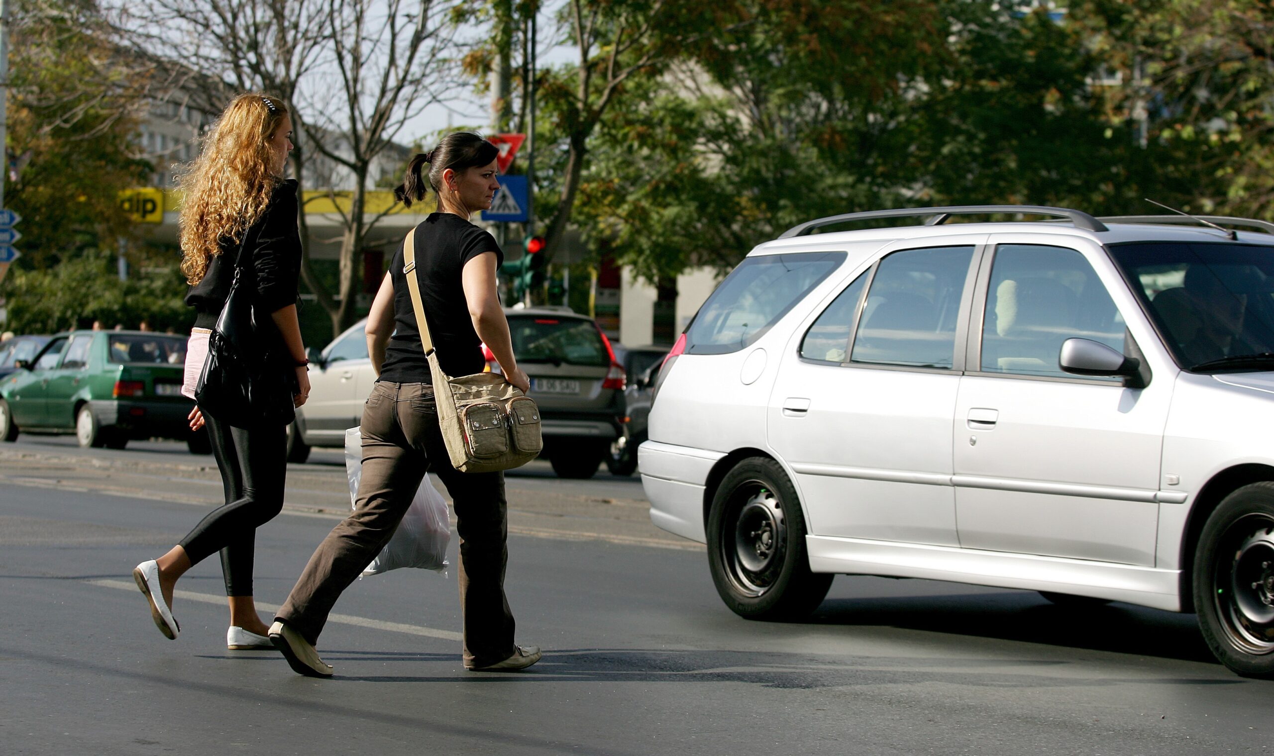 Cine e amendat dacă pietonul nu traversează pe trecere și e lovit de mașină? Regula din noul ...