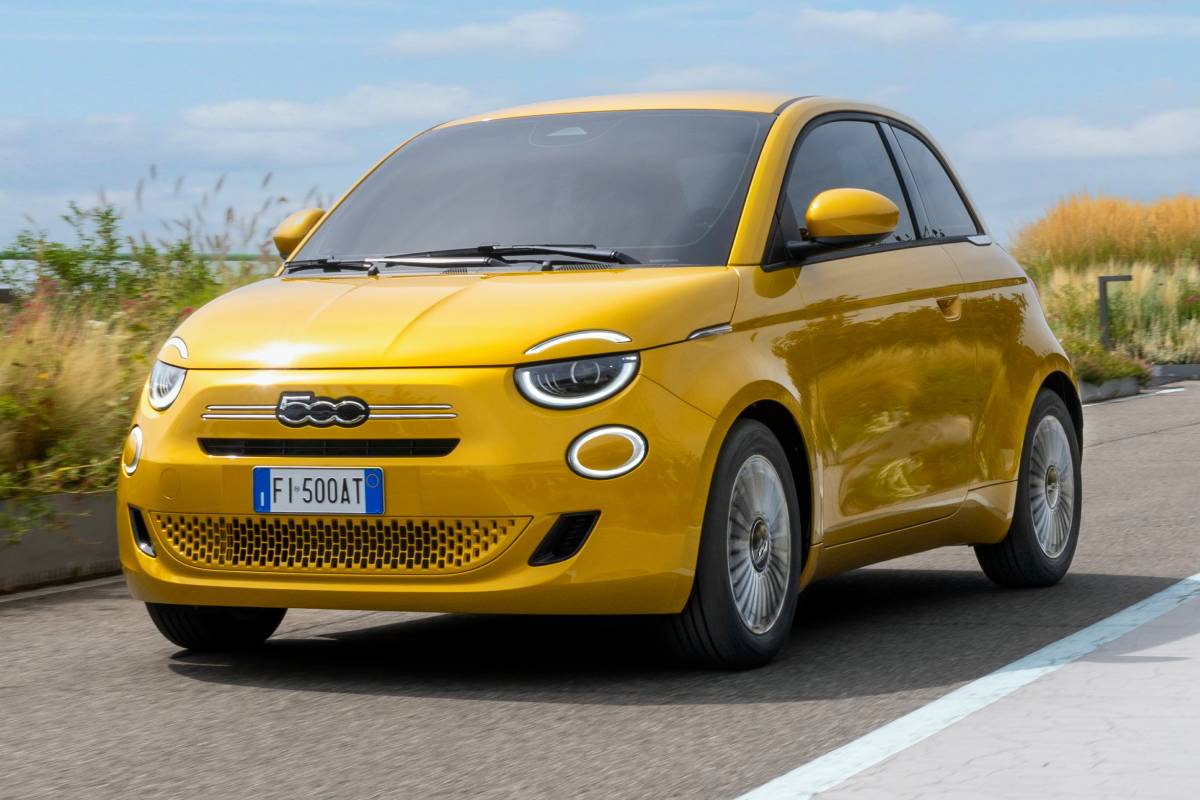 Fiat 500 hibrid, noul rival al lui Toyota Aygo X, a intrat în producție