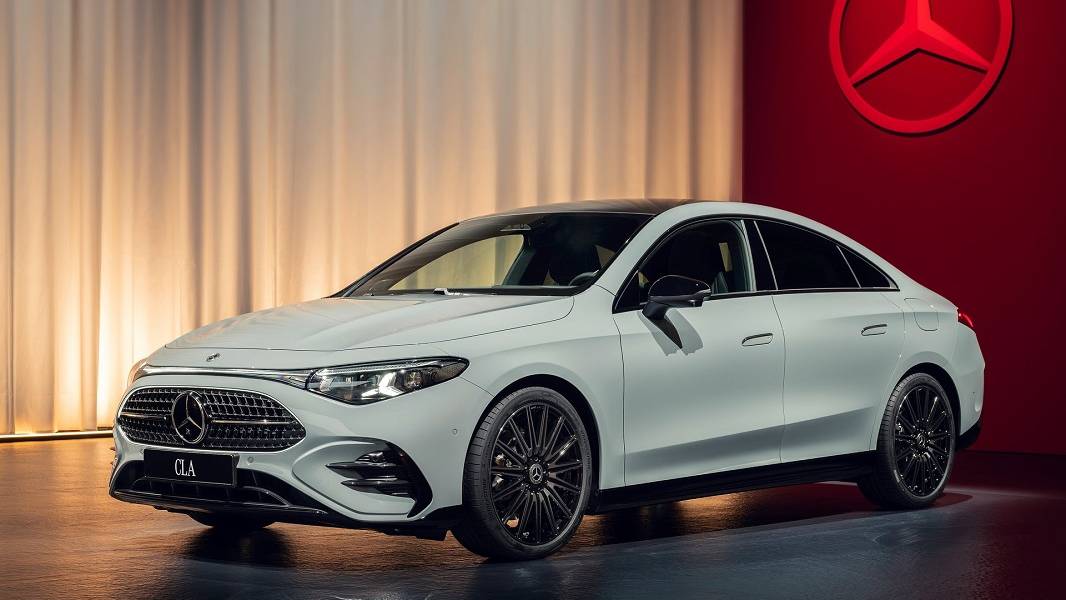 Noul Mercedes-Benz CLA poate fi comandat în România. Cât costă rivalul ...