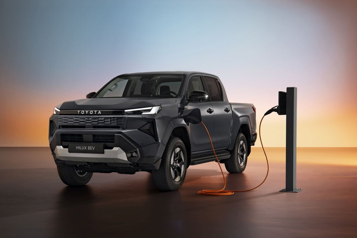 Hilux devine electric: Toyota anunță autonomie de 240 km și planuri pentru o variantă pe hidrogen