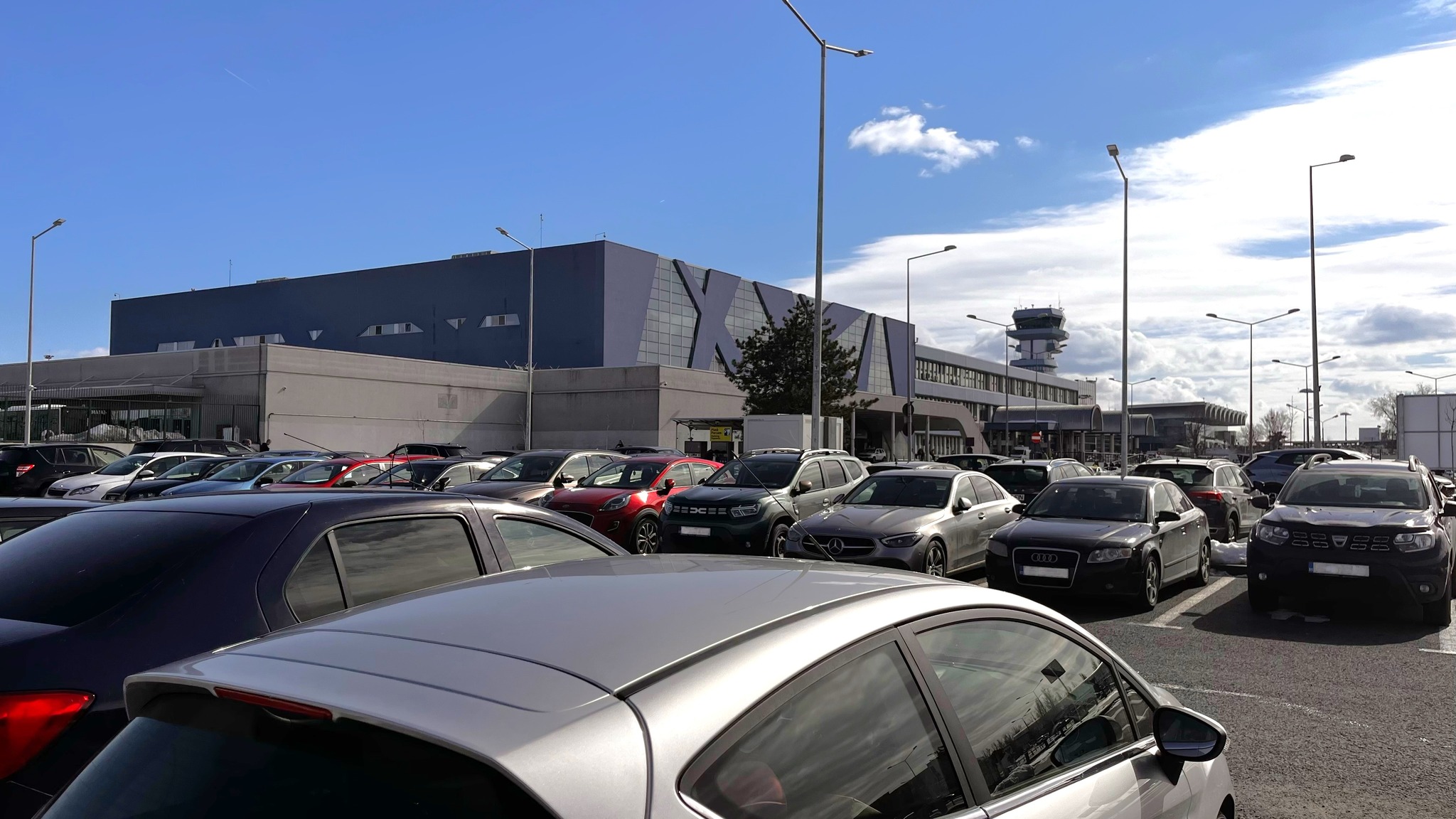 Aeroportul Otopeni va avea șapte stații de încărcare pentru mașinile ...