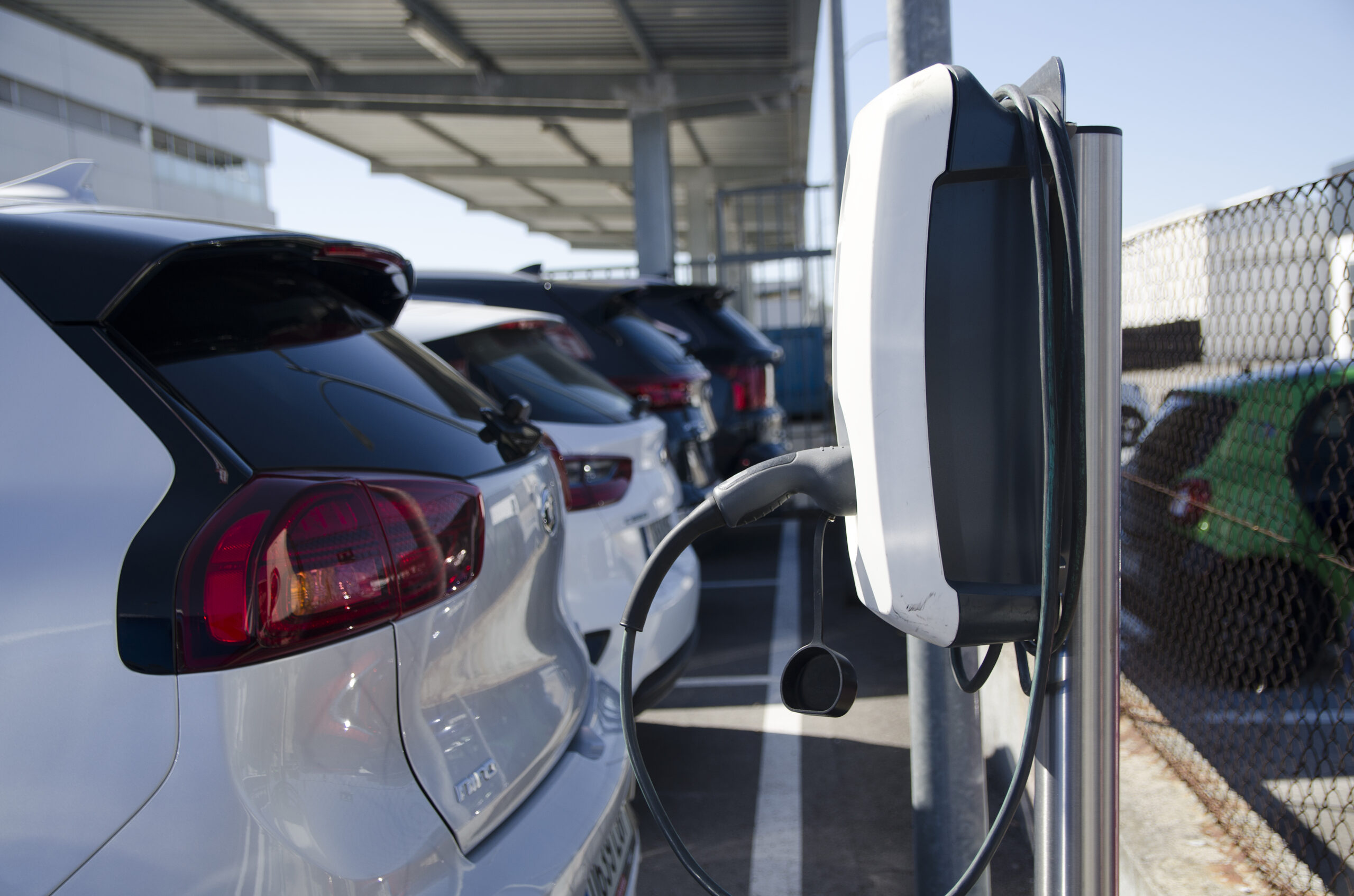 Un sfert dintre companiile din România au început electrificarea ...