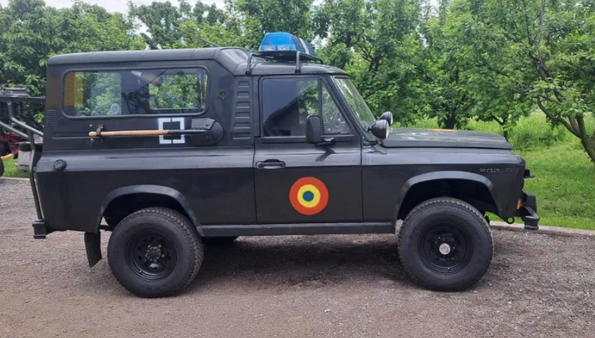 Foto / Un ARO 243 de armată, scos la vânzare pe OLX. Cât cere ...