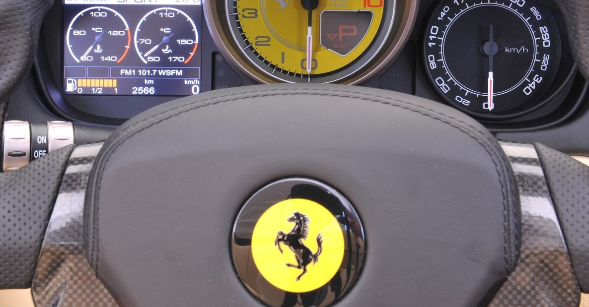 Video - Ferrari-ul roz de 120.000 de lire care a ajuns daună totală ...