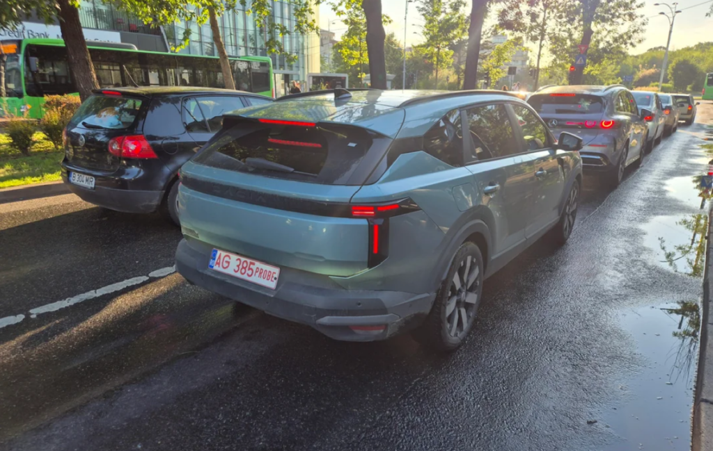 Dacia Striker, în probe pe străzile din București. Cum au reacționat ...