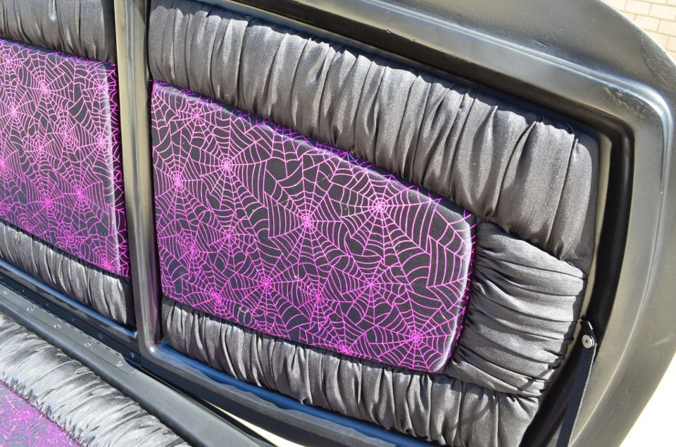 "Tuning" bizar: maşini-sicriu, de la Cruisin Caskets