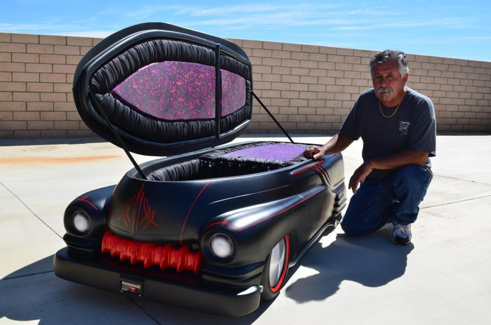 "Tuning" bizar: maşini-sicriu, de la Cruisin Caskets