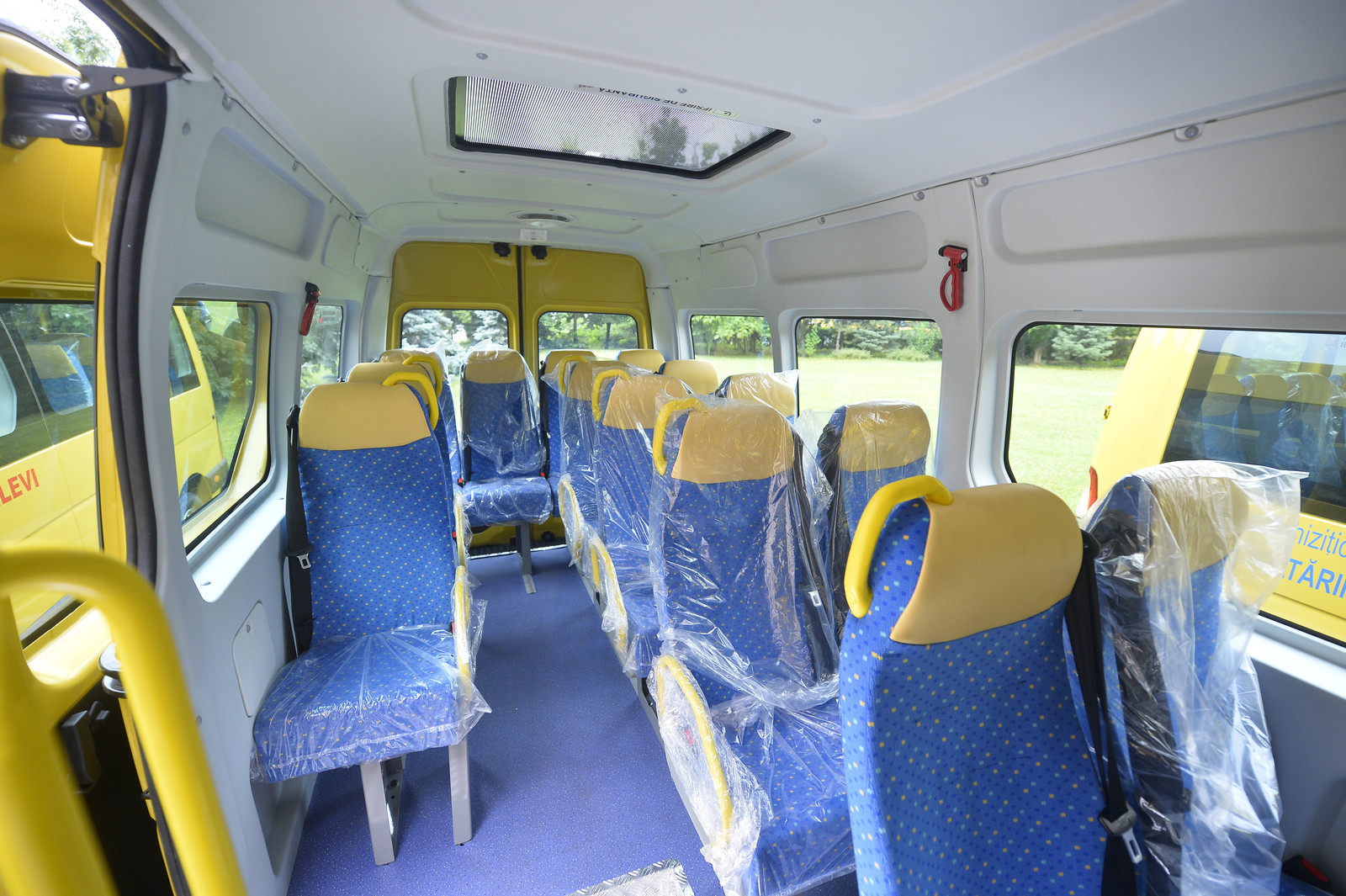 Opel va pune 600 de microbuze şcolare Movano la dispoziţia elevilor români