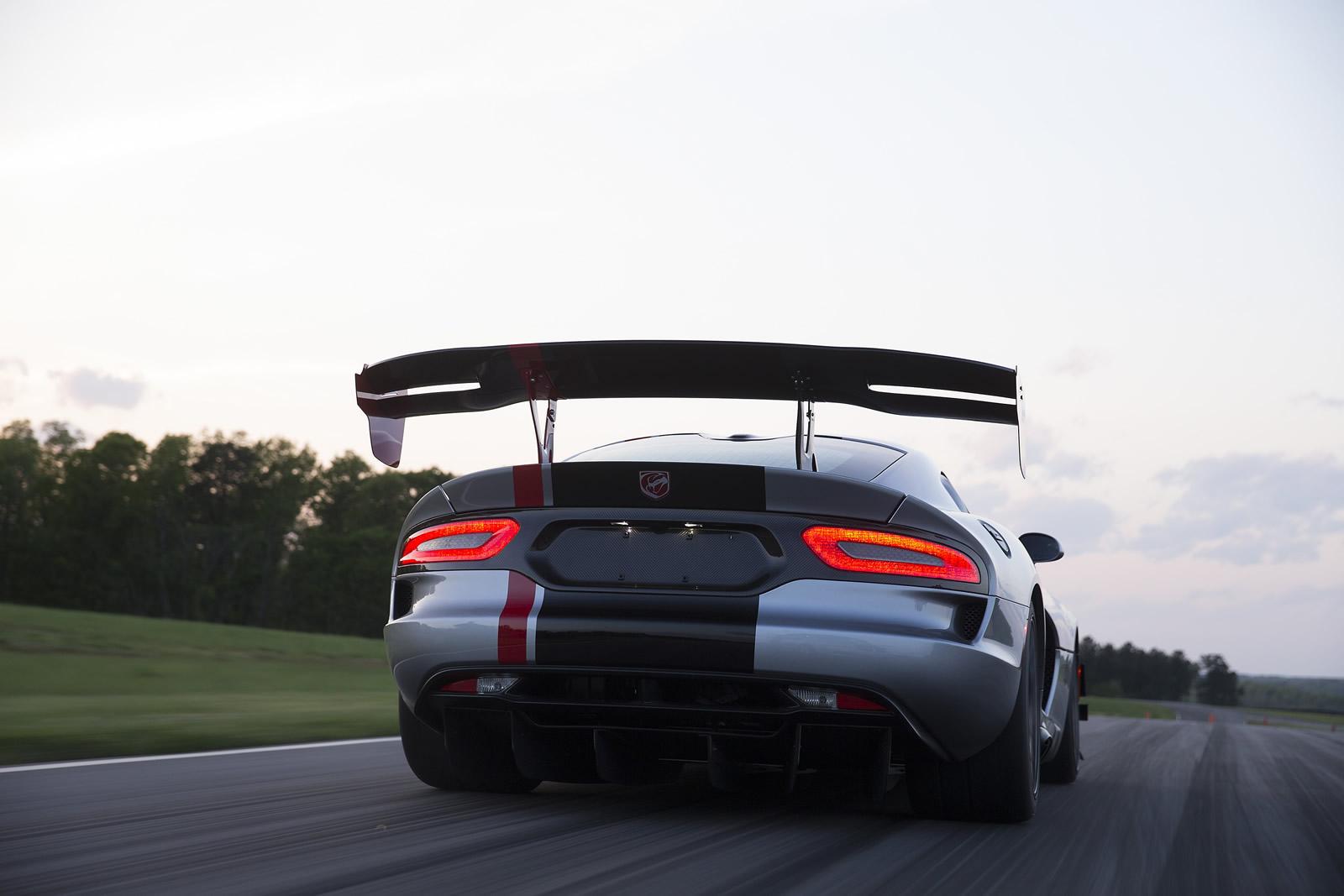 Dodge Viper ACR, un muscle car cu tot downforce-ul din lume [VIDEO]