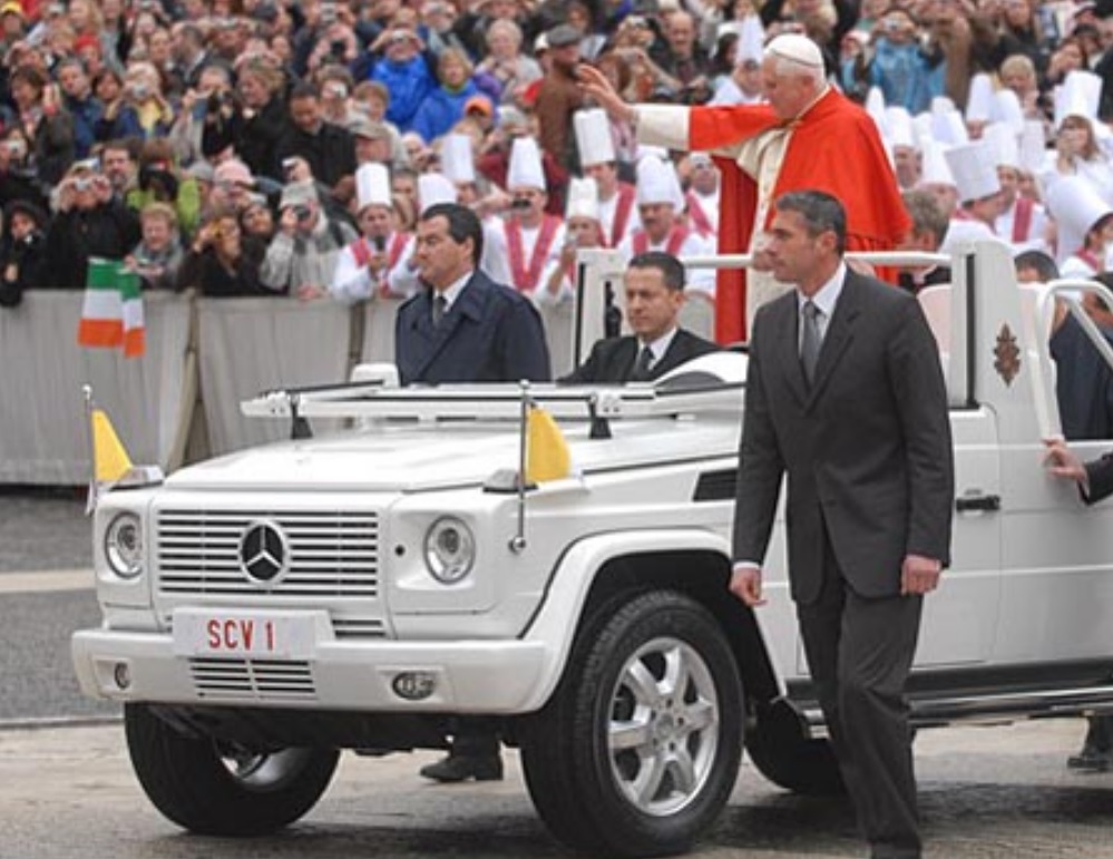 Dacia Duster devine Papamobil