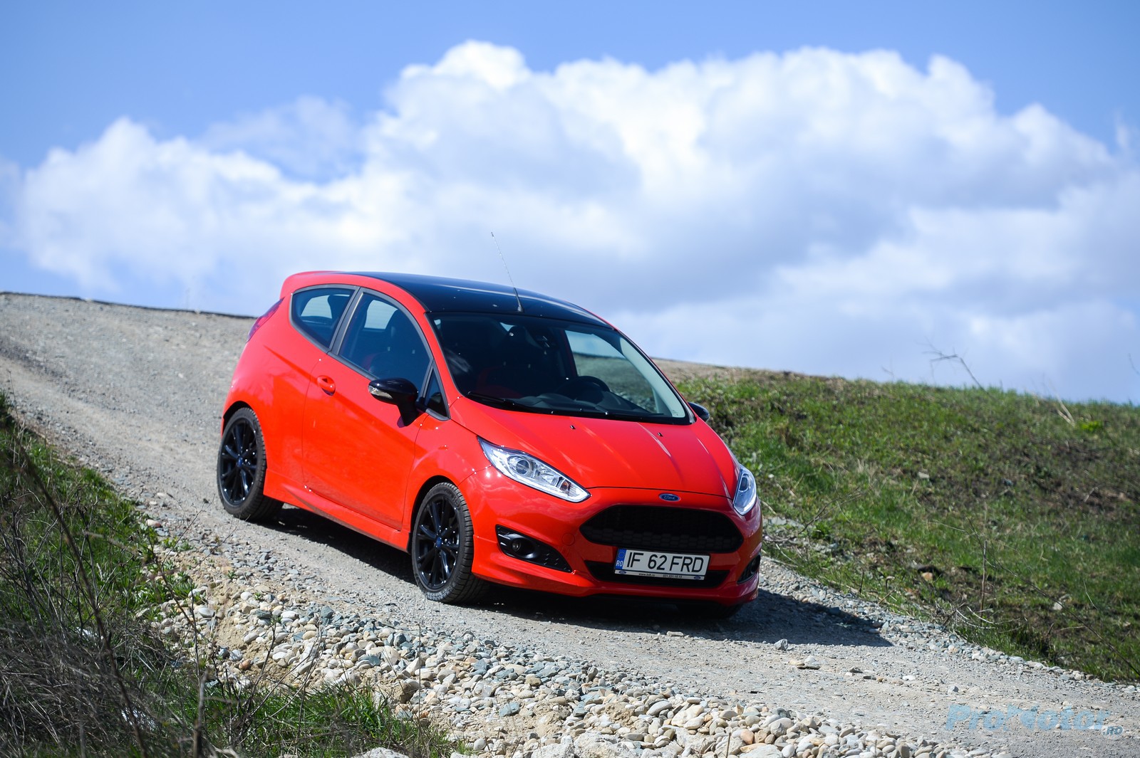 Test în România cu Ford Fiesta Red Edition, o maşinuţă roşie neagră în ...